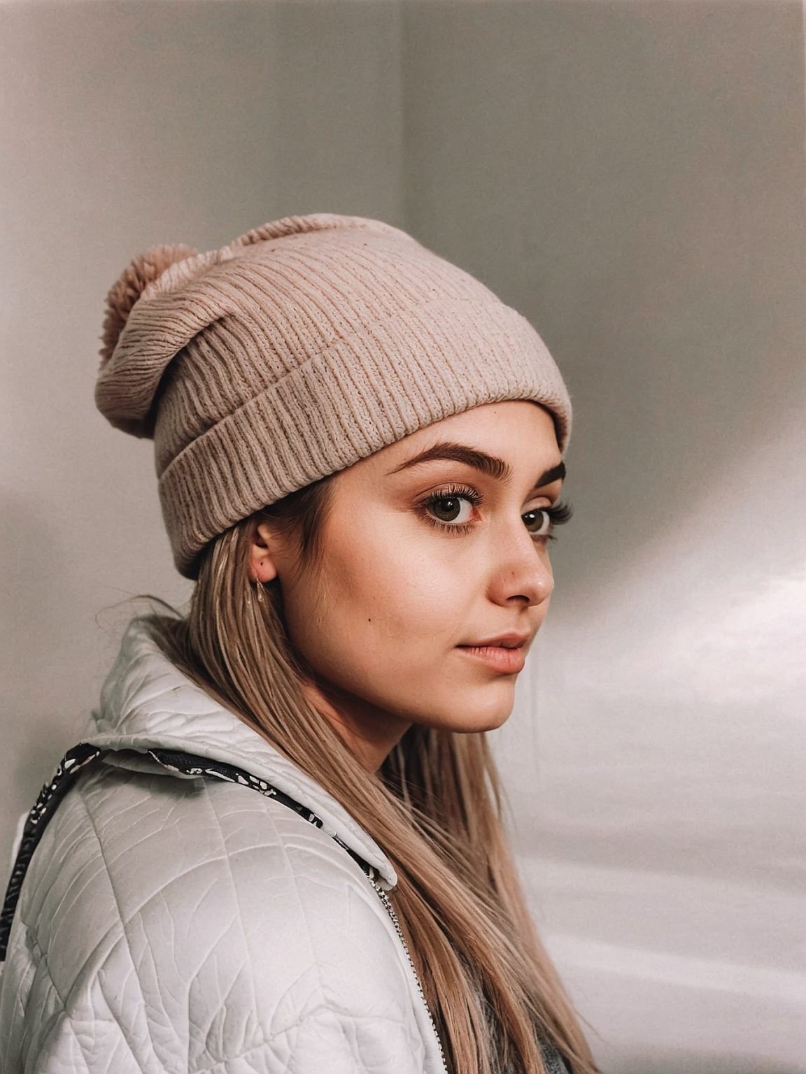 26 Stunning Beanie Hairstyle Ideas for 2025: From Cozy Waves to Chic Knits