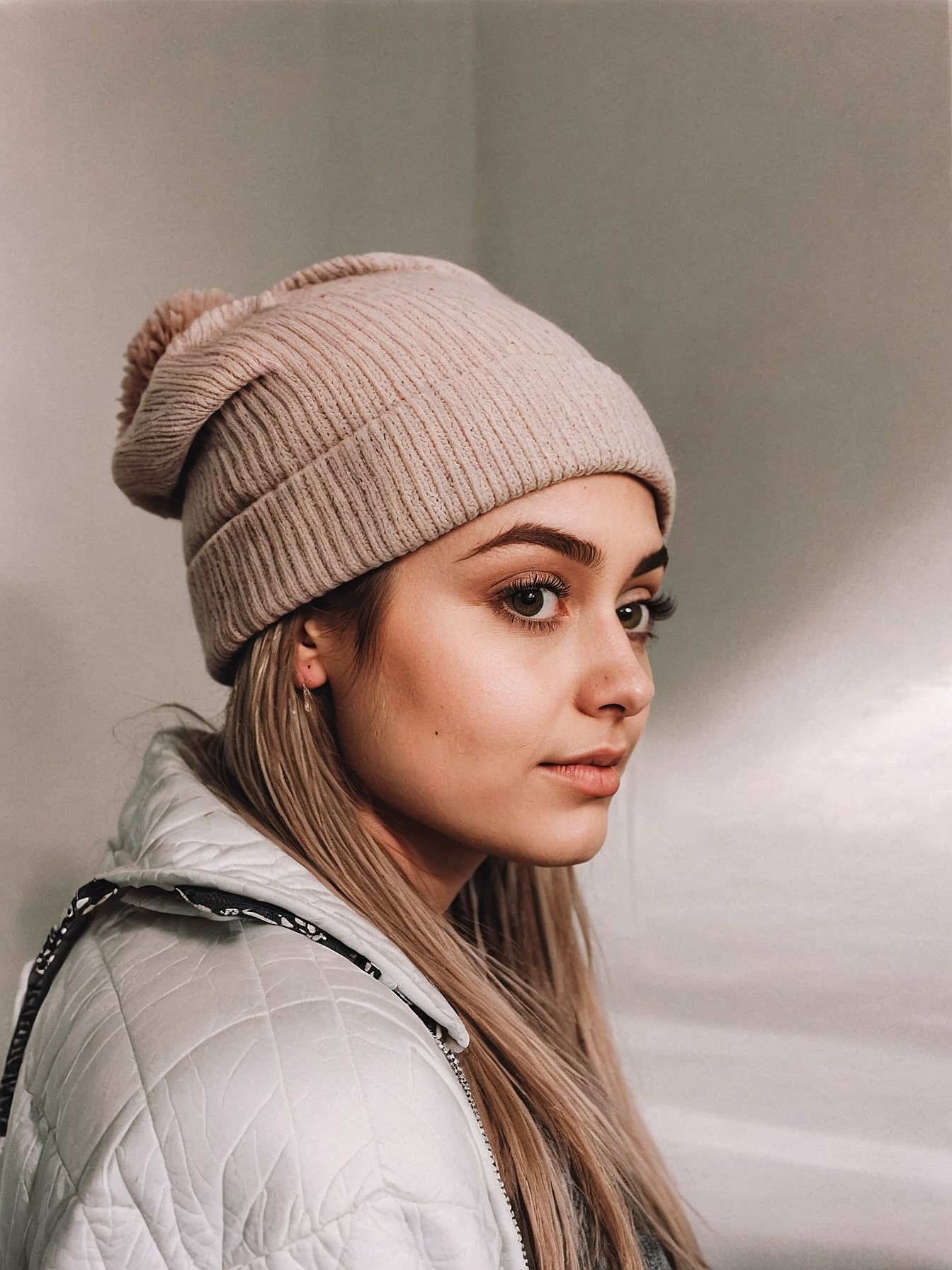 26 Stunning Beanie Hairstyle Ideas for 2025: From Cozy Waves to Chic Knits